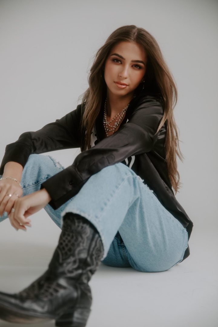 5 Fast Facts about singer-songwriter Evanthia Theodorou